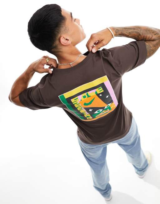 Nike - Brun T-shirt med 'sole seeking'-grafik | ASOS