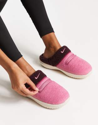 Nike – Burrow – Teddyfell-Hausschuhe in Wüstenbeeren-Rosa | ASOS