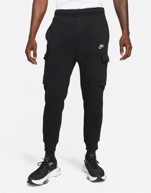 Nike Club Jogger Cargo Resserré Aux Chevilles Avec Logo Métallisé