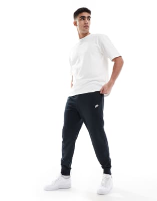 Nike - Club - Pantalon de jogging en tissu éponge resserré aux chevilles - Noir | ASOS