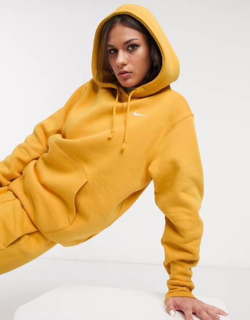 Nike - Felpa oversize gialla con cappuccio e logo piccolo | ASOS Nike - Felpa oversize gialla con cappuccio e logo piccolo | ASOS