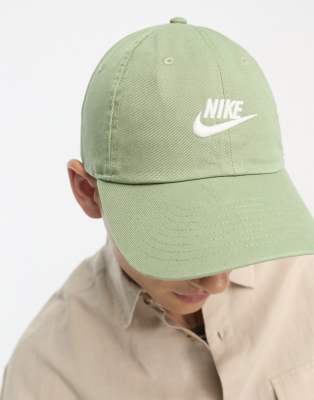 Nike - Pet met logo in groen met wassing | ASOS