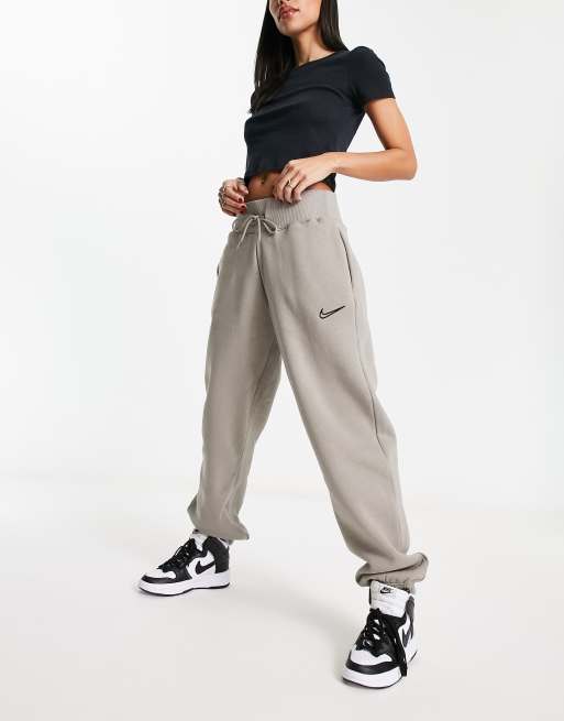 Nike - Phoenix - Pantalon de jogging en polaire avec logo virgule - Pierre de lune | ASOS