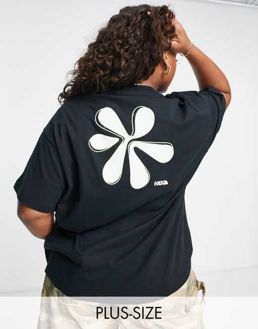 Nike Plusstorlek Fiber Svart T Shirt Med Blomtryck Baktill Och