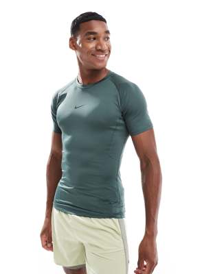 Nike – Pro Training – Grön tight topp med korta ärmar | ASOS