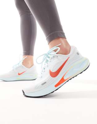 Nike Running - Journey Run - Sneakers bianche e arancioni | ASOS