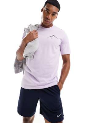 Nike Running - Trail - Dri-FIT - T-shirt met logo in paars | ASOS