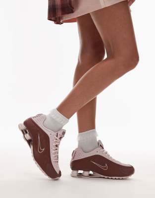 Nike - Shox R4 - Sneakers rosa e rosse | ASOS