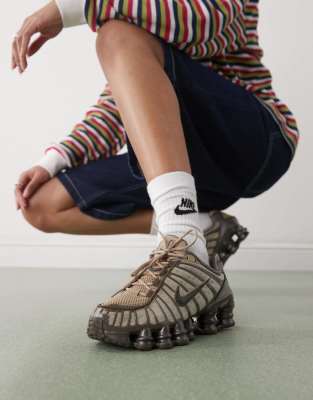 Nike – Shox TL – Bruna träningsskor | ASOS