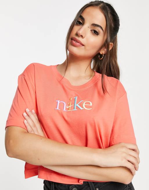 Nike - T-shirt corta rosa corallo con logo pastello | ASOS