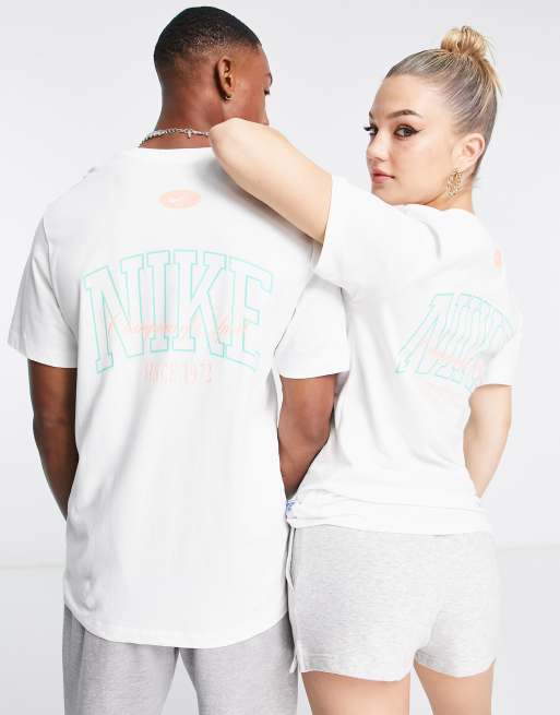 Nike - T-shirt unisexe avec imprimé universitaire au dos - Blanc | ASOS