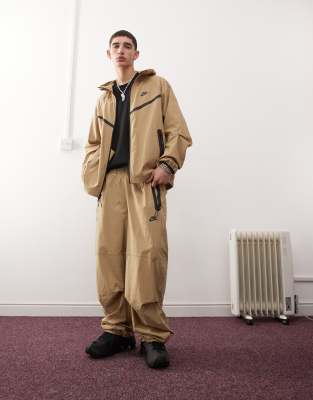 Nike – Tech – Beige, vävda byxor | ASOS
