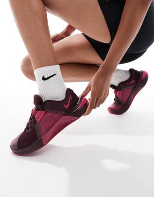 Nike Training - Metcon 10 - Pink og bordeaux sneakers | ASOS