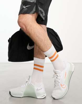 Nike Training – Metcon 9 – Sneaker in Weiß und Orange | ASOS