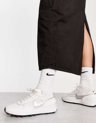 Nike - Waffle One - Sneakers van leer in wit en metallic zilver | ASOS
