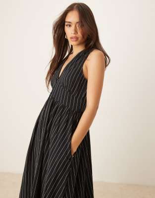 Nobody's Child - Starlight - Robe sans manches longueur mollet à rayures - Noir | ASOS