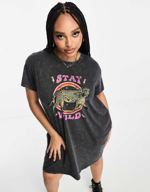 Noisy May Curve - Robe t-shirt courte à imprimé graphique - Noir délavé | ASOS