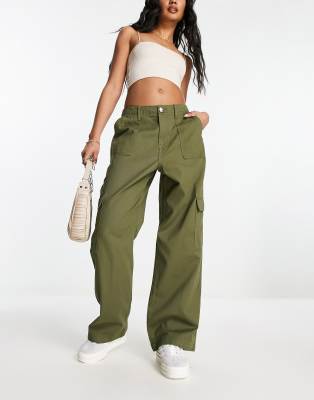 Pantalones cargo caquis de pernera recta de River Island | ASOS