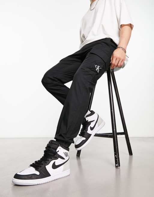 Pantalones Cargo Negros De Corte Pitillo Con Acabado Lavado De Calvin