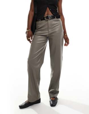 Pantalones color moca de pernera recta de cuero sintético de ASOS ...