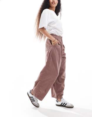 Pantalones color visón de corte bombacho de pana de ASOS DESIGN Petite ...