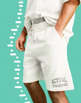 Pantalones cortos color crema holgados con estampado gráfico del logo y ...