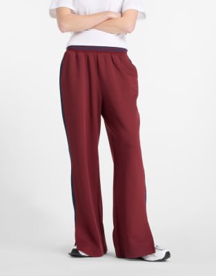 Pantalones de chándal rojos de piqué Post Season de New Balance | ASOS