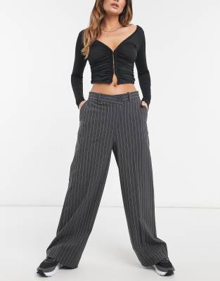 Pantalones grises de pernera ancha con raya diplomática y diseño ...
