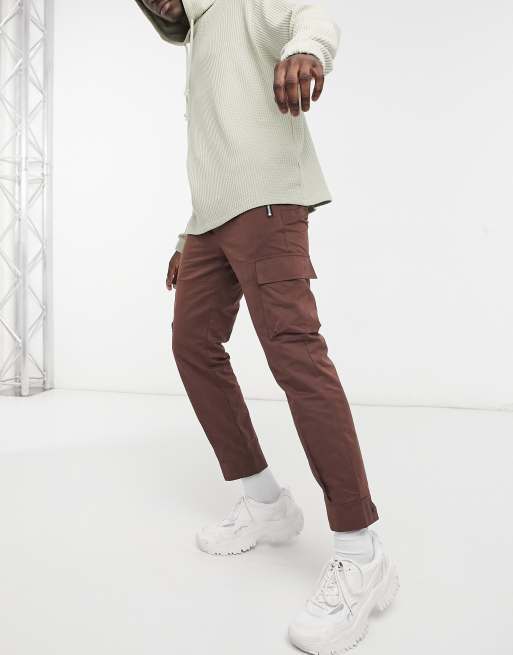 Pantalones Marrones Pitillo De Estilo Cargo Con Acabado De Piel De