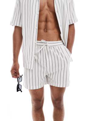 Pantalones playeros cortos color crema de Goldsboro | ASOS