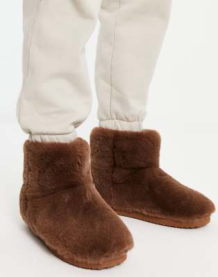 Pantuflas marrones estilo botas de piel sintética de ASOS DESIGN | ASOS