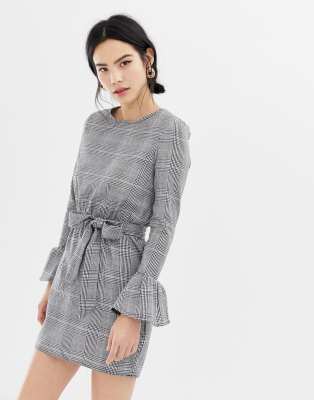 Parisian - Robe à carreaux nouée à la taille à manches évasées | ASOS