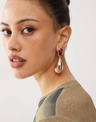 Pendientes dorados con lágrima gruesa y detalle de piedra roja de ...