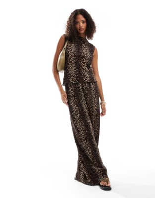 Pieces - Broek van mini plissé met wijde pijpen in luipaardprint, deel ...