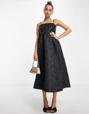 Pieces Premium - Robe babydoll mi-longue à fines bretelles avec sequins - Noir | ASOS