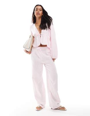 Pieces – Set in Hellrosa mit Knitterstruktur, aus Oberteil mit gebundener Vorderseite und Hose ...