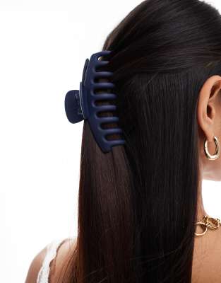 Pieces wellness tube claw clip in navy blue | ASOS
