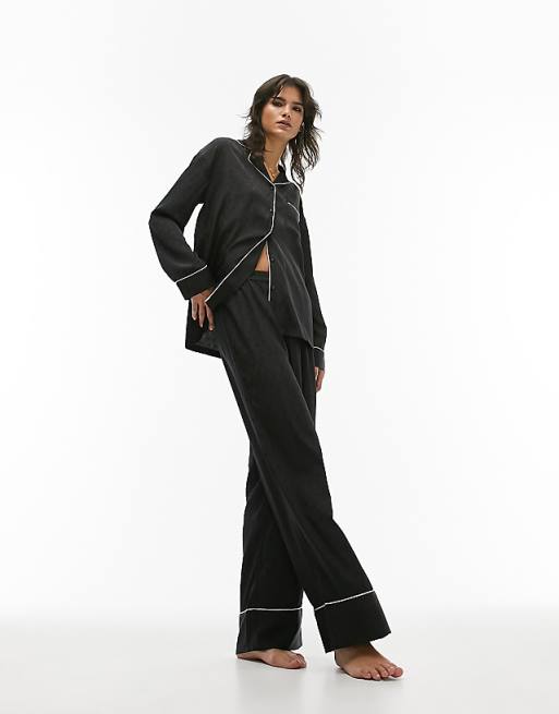 Pijama negro de pantalones y camisa con ribetes y estampado de ... Pijama negro de pantalones y camisa con ribetes y estampado de ...