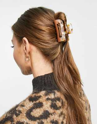 Pinza para el pelo marrón con diseño efecto carey en contraste de ...