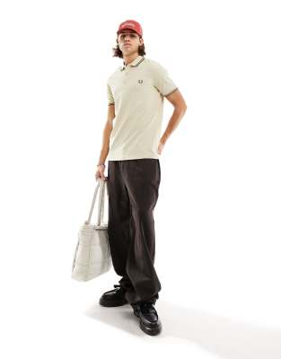 Polo color avena con ribetes dobles de Fred Perry | ASOS