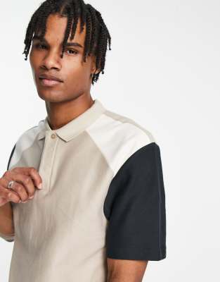 Polo color piedra con diseño color block de sarga de River Island | ASOS