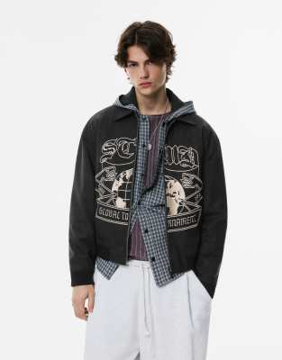Pull&Bear – Bestickte College-Bomberjacke in schwarzer Lederoptik | ASOS