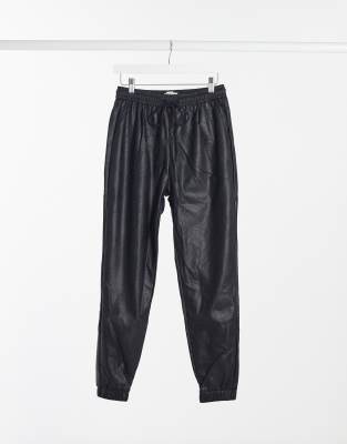Pull&Bear - Joggers neri in pelle sintetica | ASOS