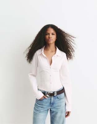 Pull&Bear - Nauwsluitend overhemd met plooien in roze | ASOS