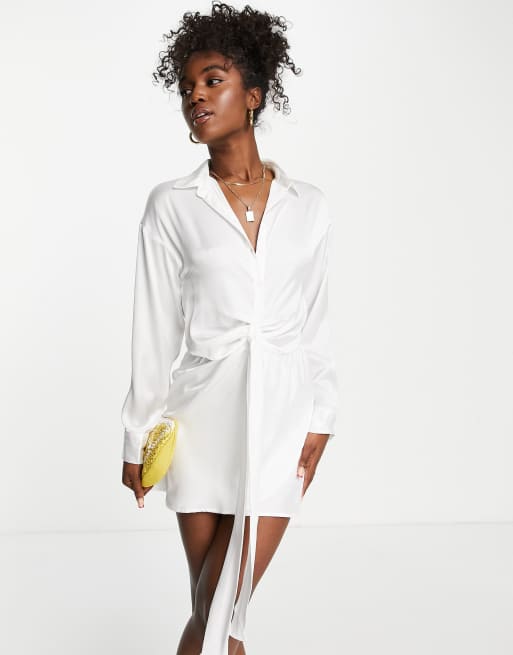 Pull&Bear - Robe courte satinée à manches longues nouée sur le devant - Écru | ASOS