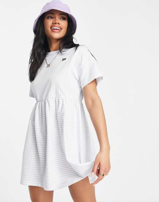 PUMA – Downtown – Jasnoniebiesko-biała sukienka typu babydoll w paski | ASOS