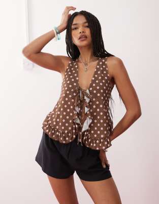 Reclaimed Vintage - Blouse nouée devant en gaze à volants et imprimé à pois - Marron chocolat | ASOS