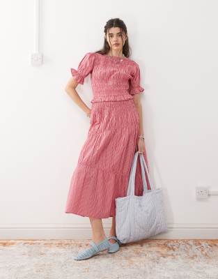 Reclaimed Vintage - Gestreepte midi zonnejurk met pofmouwen en gesmokt detail in rood | ASOS