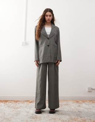 Reclaimed Vintage - Pak met krijtstreep in grijs | ASOS