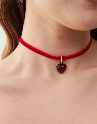 Reclaimed Vintage – Rött choker-halsband i sammet med hjärta | ASOS